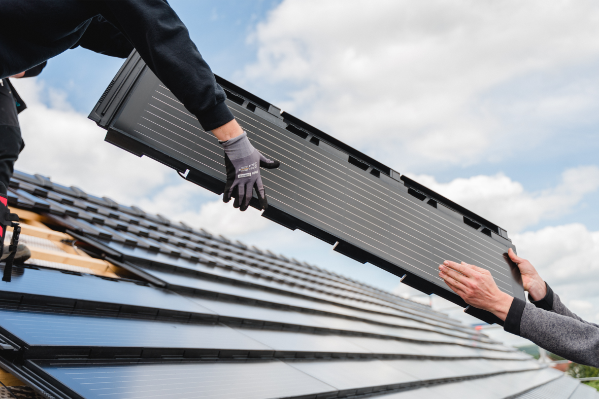 Integrated photovoltaic system J160-PV for an aesthetically pleasing roof