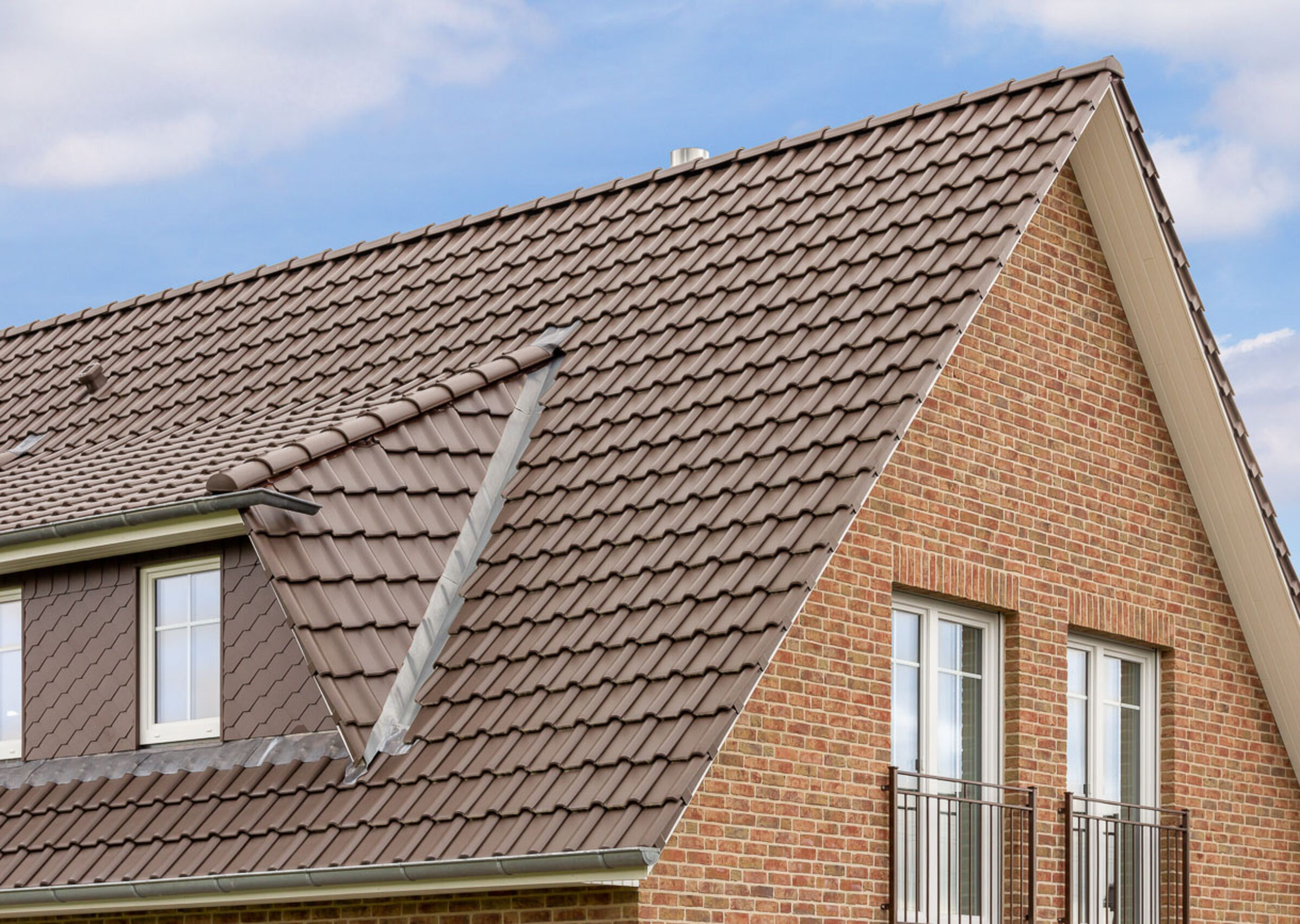 Captain's house with flat roof tile J11v in dark brown