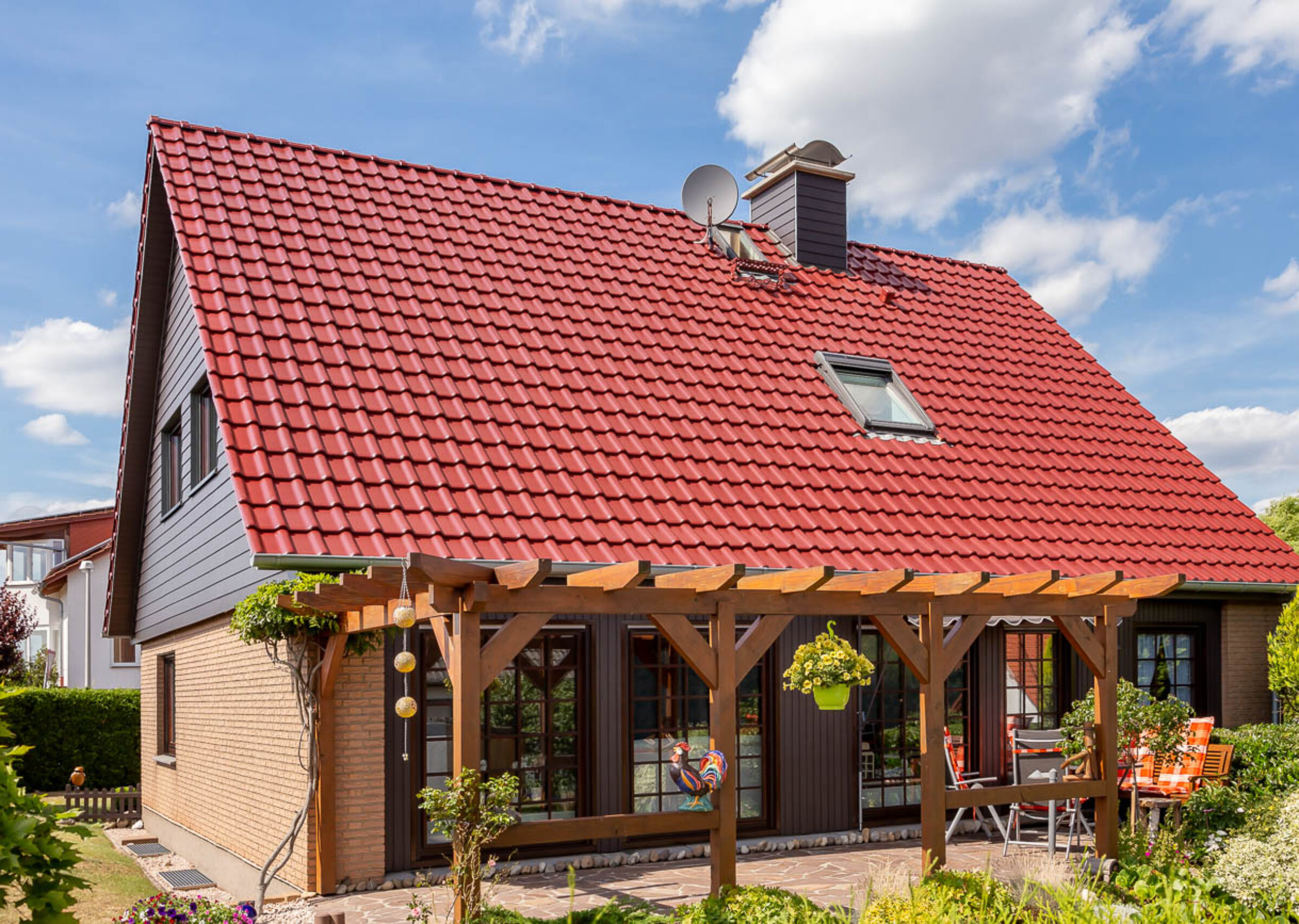 Detached house with noble red flat roof tile J11v