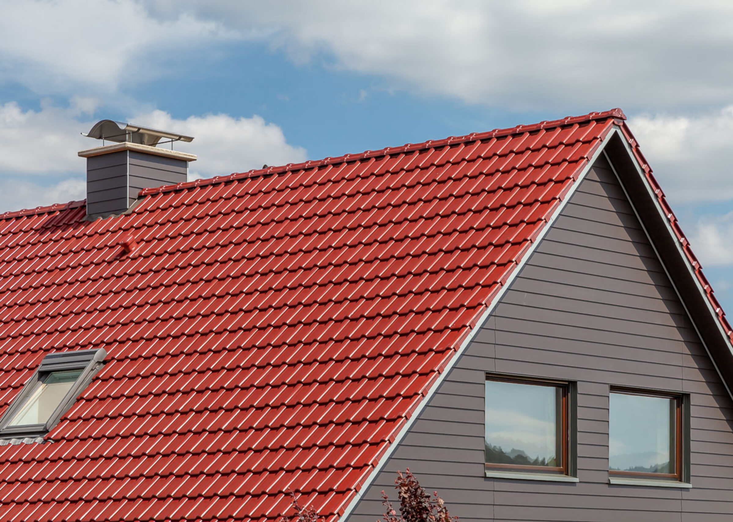 Detached house with noble red flat roof tile J11v