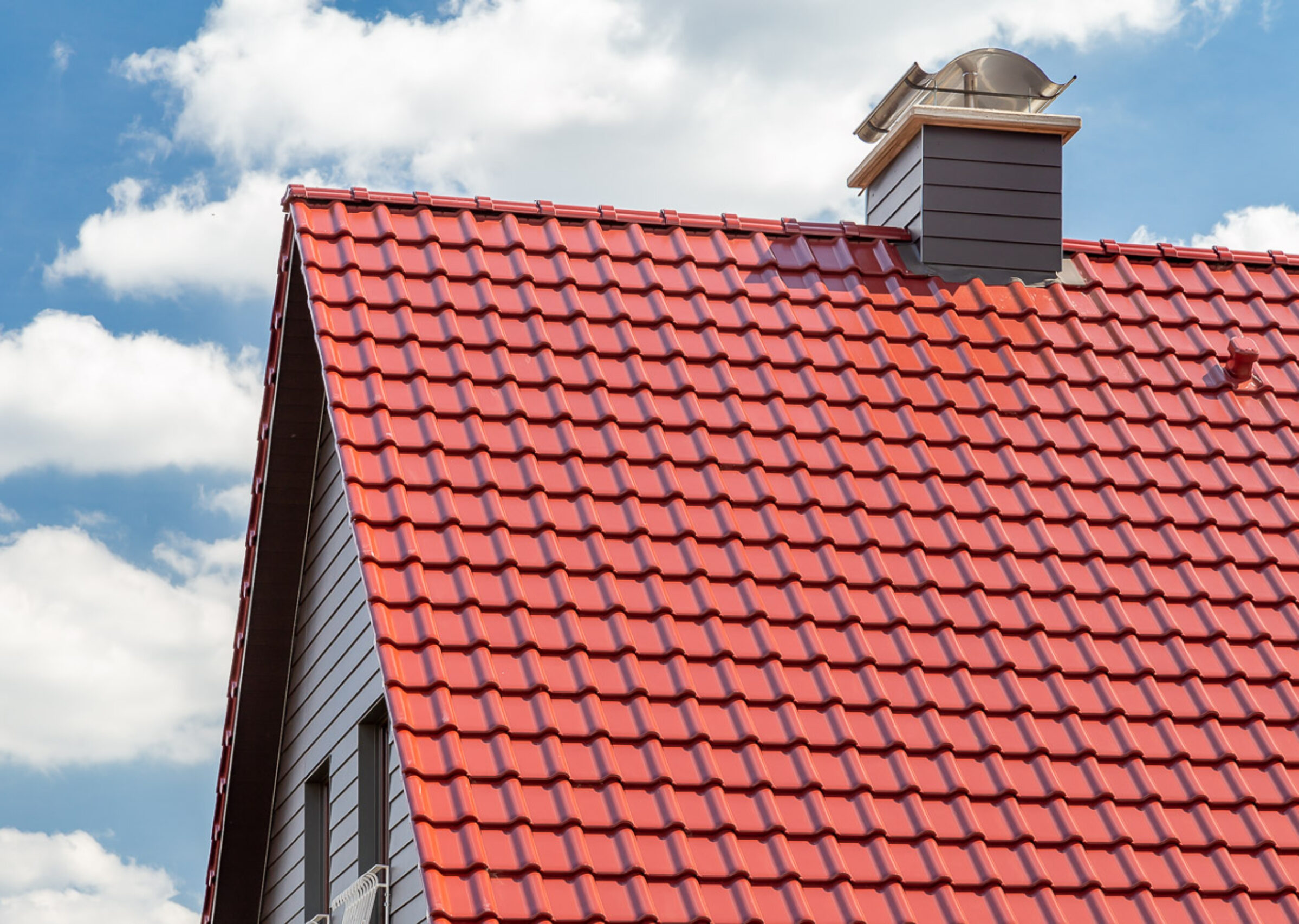 Detached house with noble red flat roof tile J11v