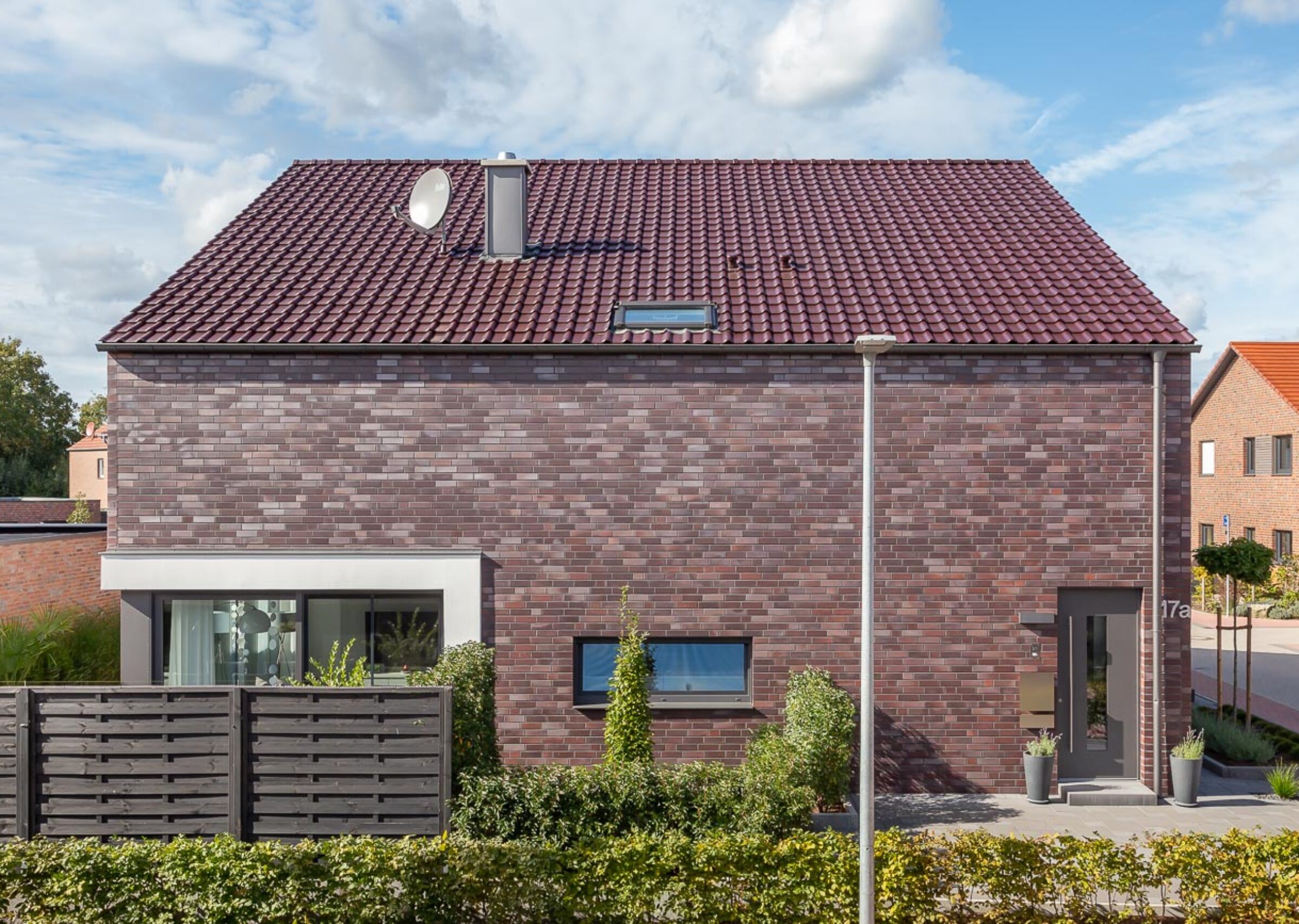 Perfectly matched: J11v flat roof tiles and clinker bricks