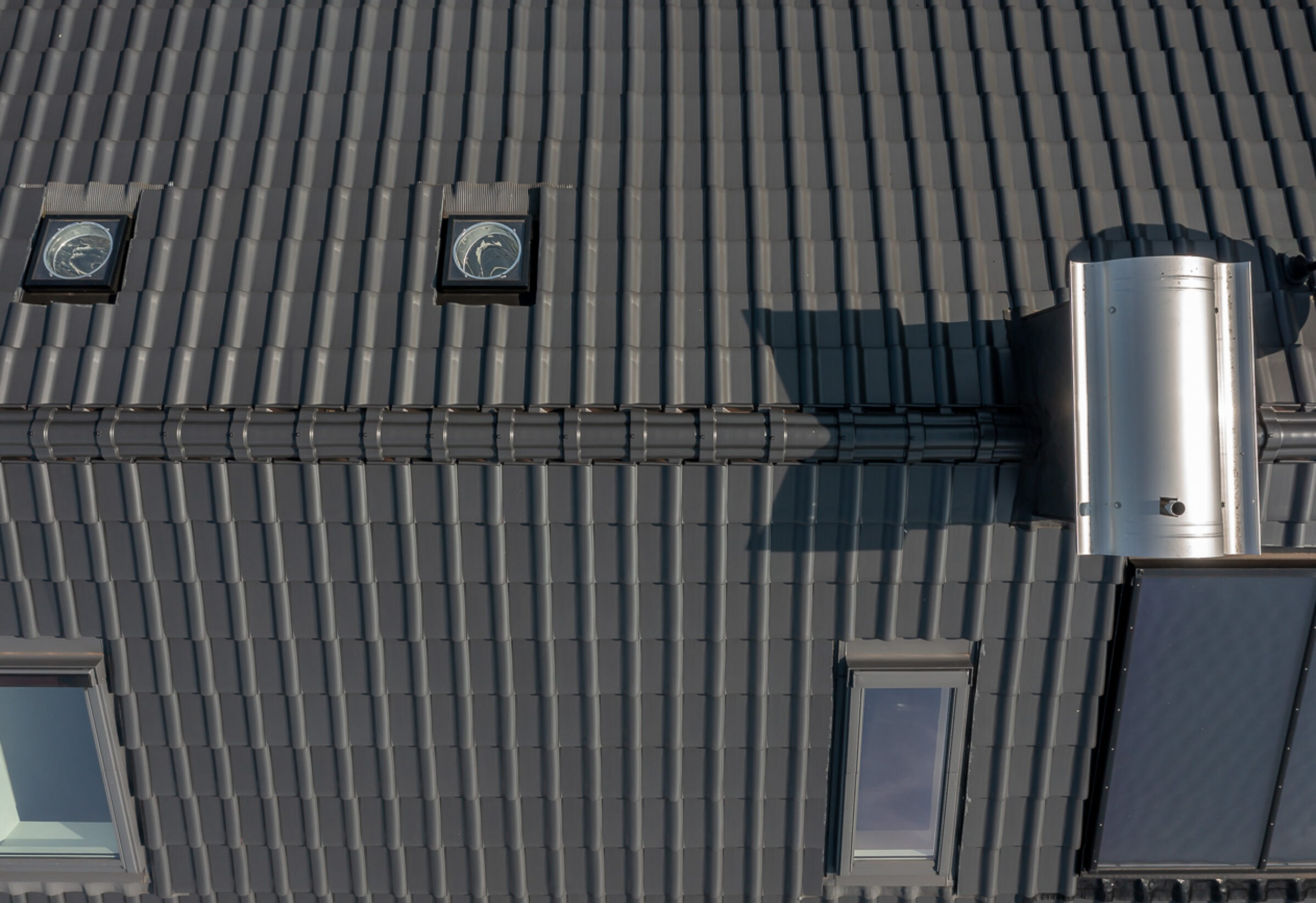 Linear elegance combined with flat roof tile J11v