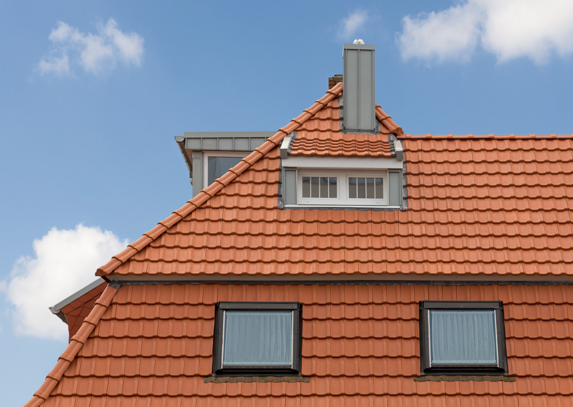 Reform tile Z7v in natural red on a detached house