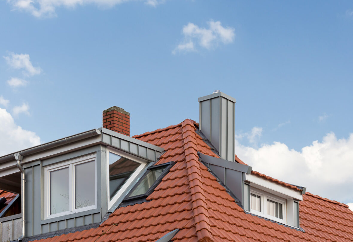 Reform tile Z7v in natural red on a detached house
